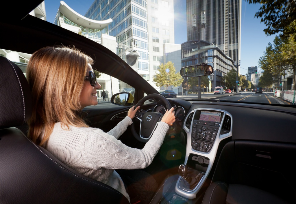 Opel-Astra-GTC-gets-Panoramic-Windscreen-533972682 - Glass Master ...